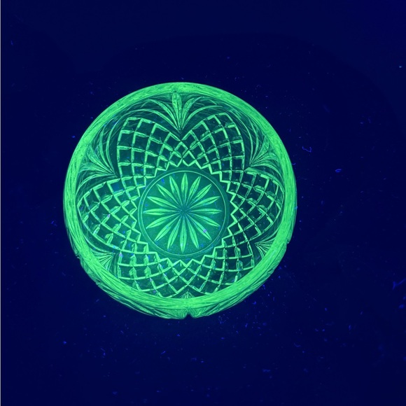 Art | Vintage Uv Reactive 4 Press Glass Bowl With Diamond Pattern ...